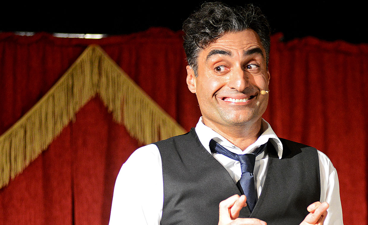 Satirikeren Farshad Kholgi optræder i Ny Ridehus - Næstved Netavis